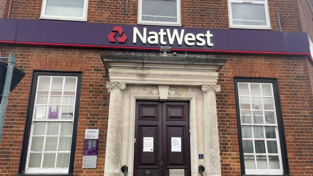 NatWest: Last bank branch in Paddock Wood closes its doors - BBC News