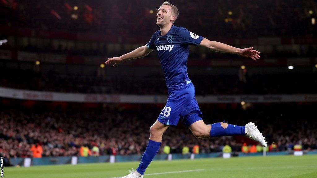 Tomas Soucek: West Ham midfielder signs new contract until June 2027 ...