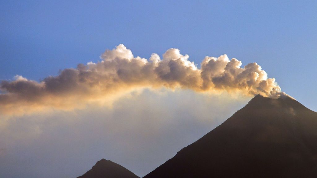 Timelapse film shows Mexico's Colima volcano eruption - BBC Newsround