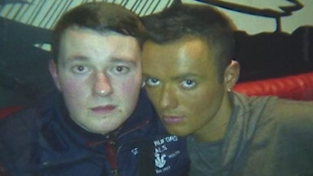 Iwan Steffan ar y profiad o ddefnyddio cyffur lliw haul - BBC Cymru Fyw