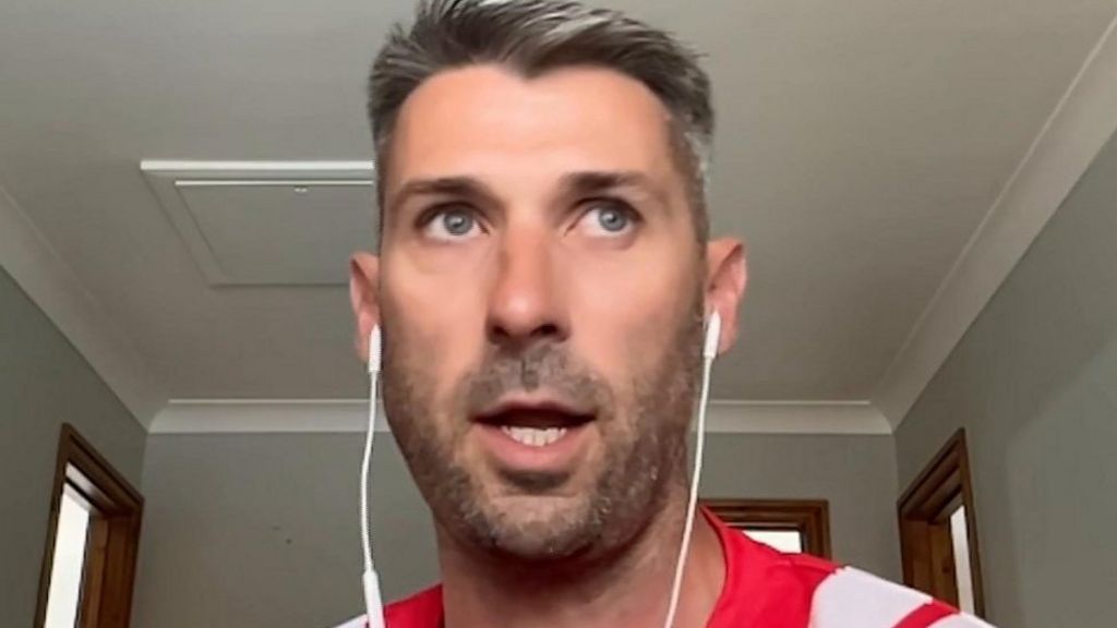 Rhydaman i Anfield: Cerdded i gofio ffrind ysbrydoledig - BBC Cymru Fyw
