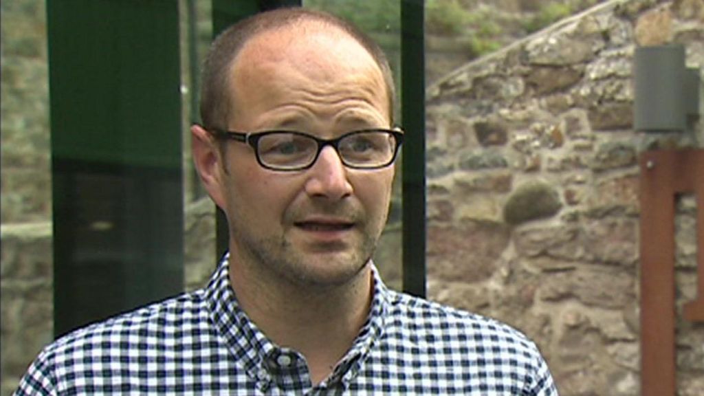 Prif Weithredwr Galeri Caernarfon yn euog o stelcian - BBC Cymru Fyw