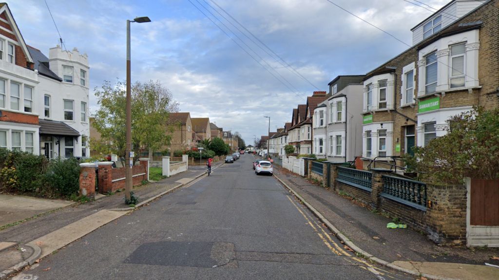 Southend: Man seriously hurt as robbers attack victim in car - BBC News