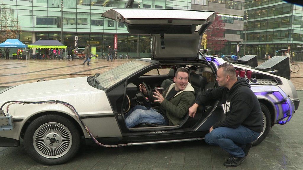 Martin gets his hands on a famous DeLorean car - BBC Newsround