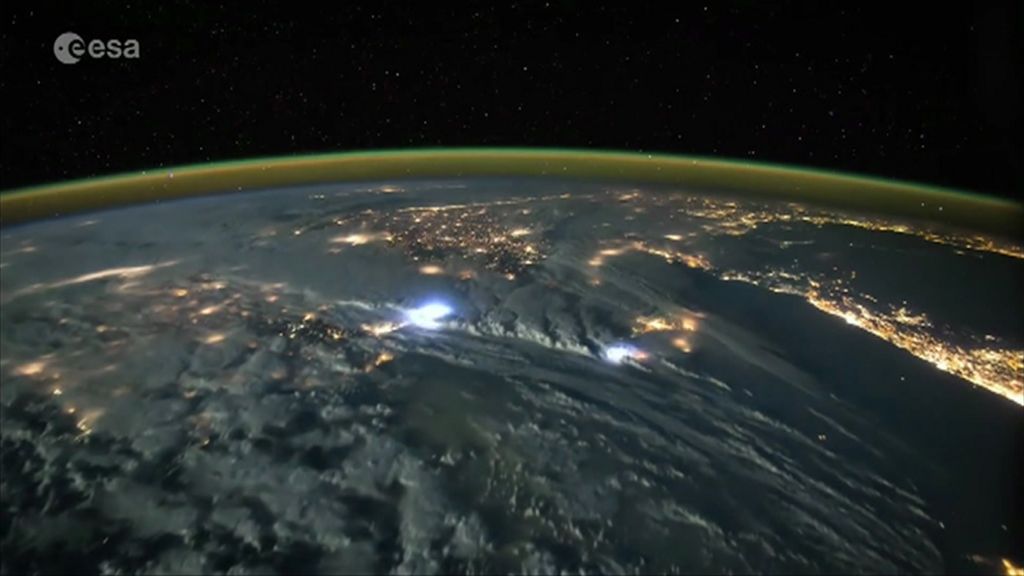 Space time-lapse shows lightning storms as seen from ISS - BBC Newsround