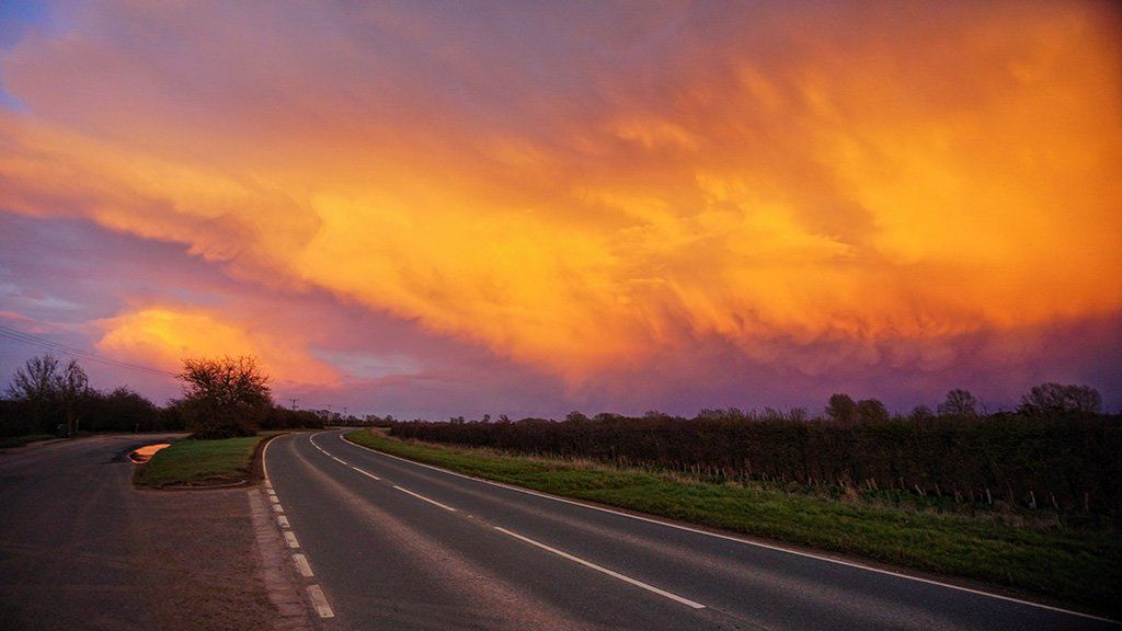 Cambridgeshire sunset thrills Fen photographers - BBC News