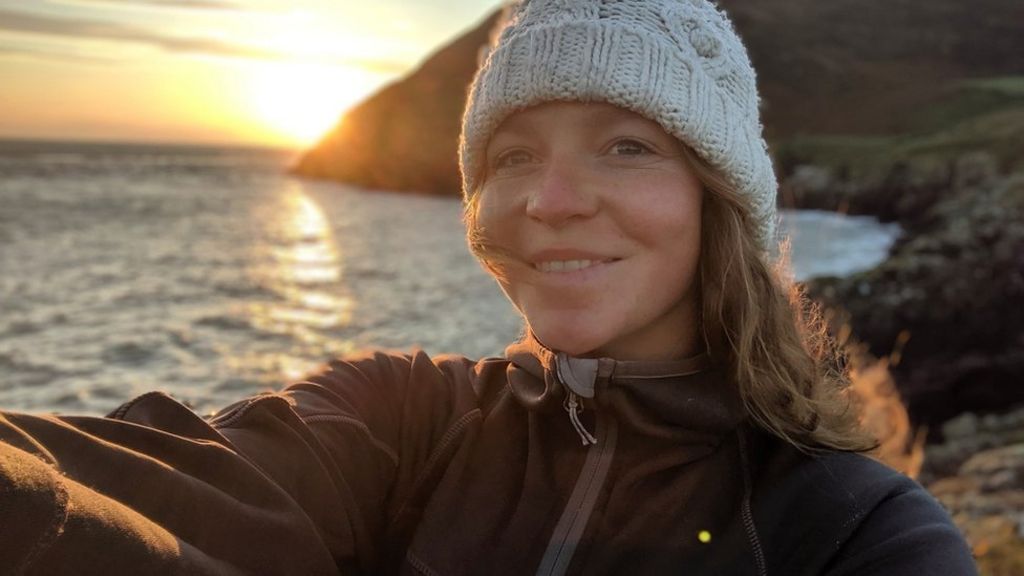 'Hollol wych' cael statws Noddfa Awyr Dywyll i Ynys Enlli - BBC Cymru Fyw