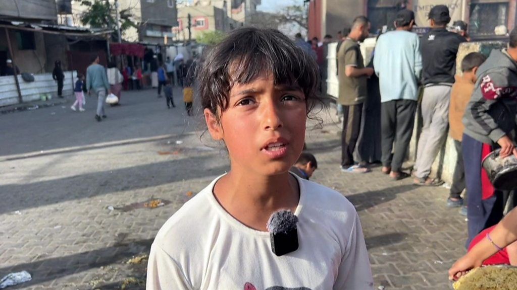 Children in Gaza queue for food to feed family - BBC Newsround