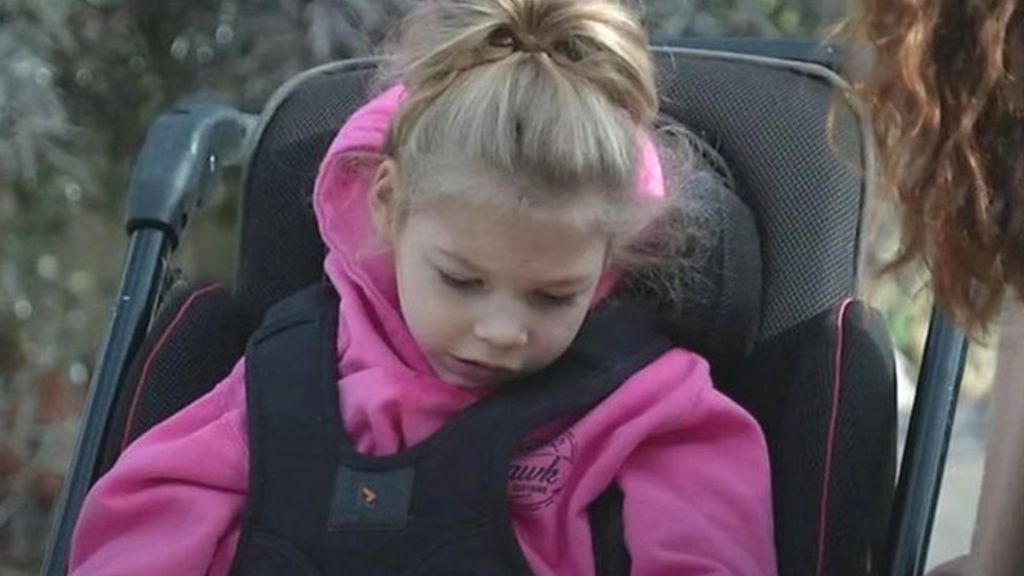 'Mae Clara ond yn gallu gwylio'i chwiorydd yn chwarae' - BBC Cymru Fyw