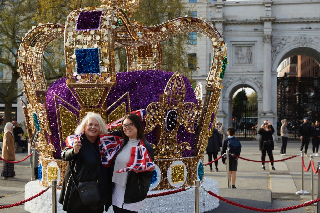 Marble Arch: Giant crown unveiled to mark Coronation - BBC News