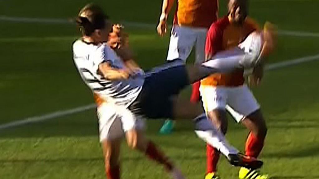 Zlatan Ibrahimovic: Man Utd striker scores with bicycle kick on debut ...