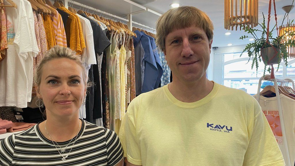 Beth ydy barn y cyhoedd am ymadawiad Boris Johnson? - BBC Cymru Fyw