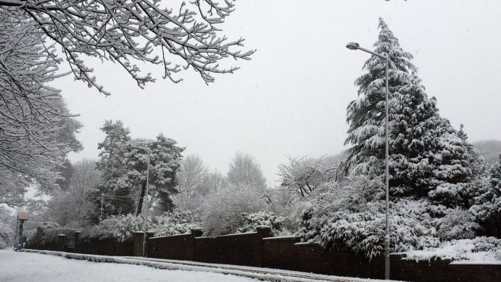 Snow falls across the north of England - BBC Newsround