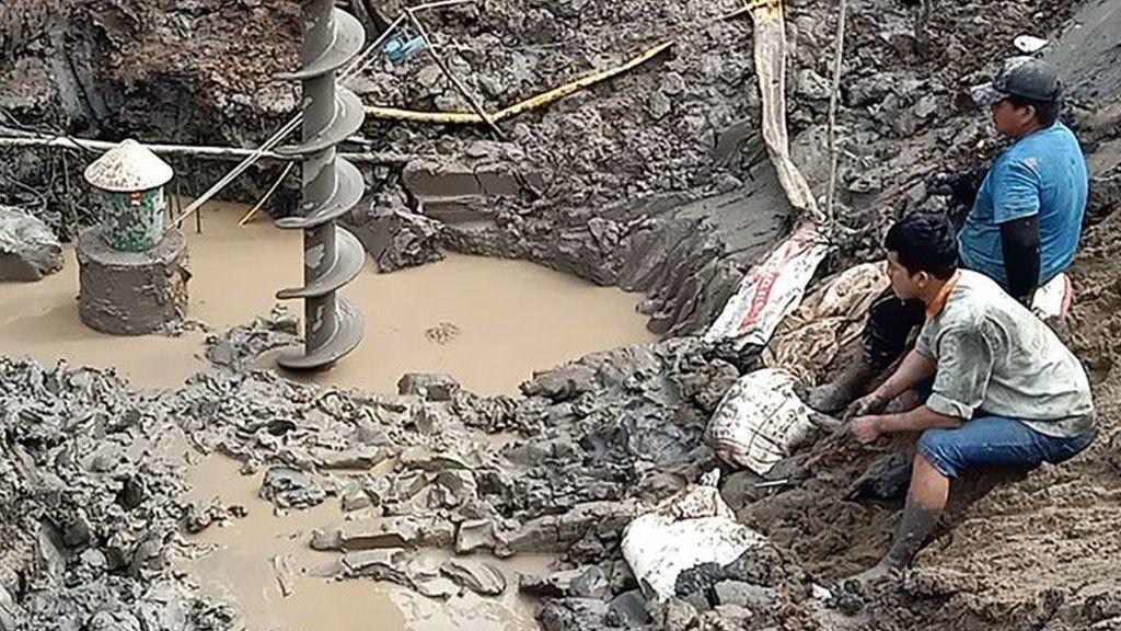 Dramatic rescue saves Thai baby who fell down well - BBC News