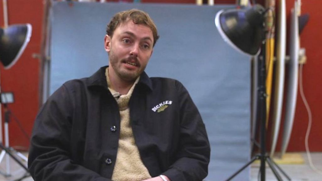 'Ffotograffiaeth yn helpu fi i ddeall fy nheimladau' - BBC Cymru Fyw