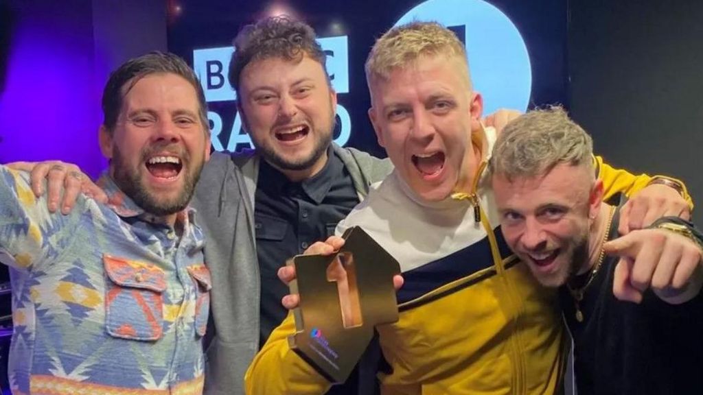 The Reytons: Rotherham indie band play sell-out gig in home town - BBC News