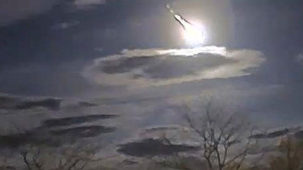 Meteor fires through night sky - BBC Newsround