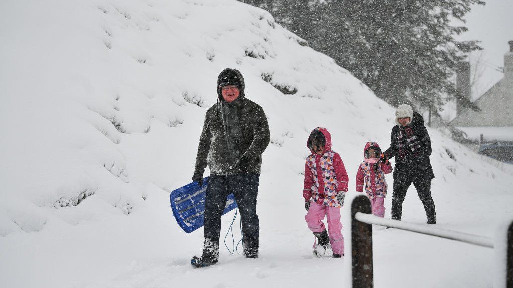 UK weather: Cold snowy weather on its way - BBC Newsround