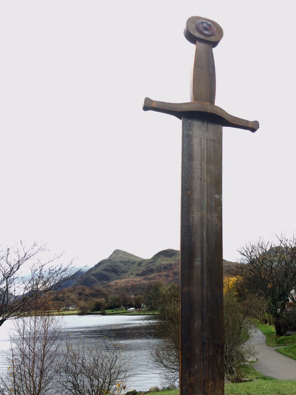 Cleddyf mawr Llanberis: A oes heddwch? - BBC Cymru Fyw