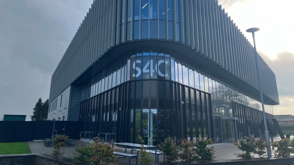 Datblygu ail ran canolfan S4C Yr Egin 'dal ar y bwrdd' - BBC Cymru Fyw