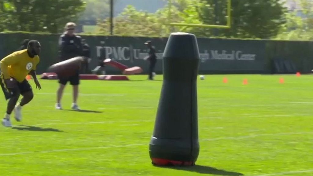 US football team Pittsburgh Steelers take on robot players - BBC Newsround