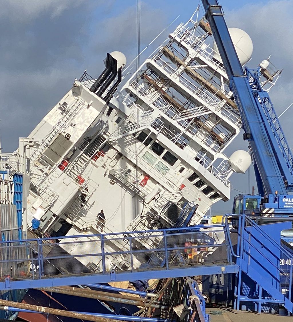 Ship righted and afloat after toppling in Leith dry dock - BBC News