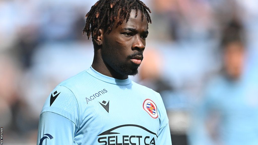 Amado Mbengue: Reading defender signs new contract - BBC Sport
