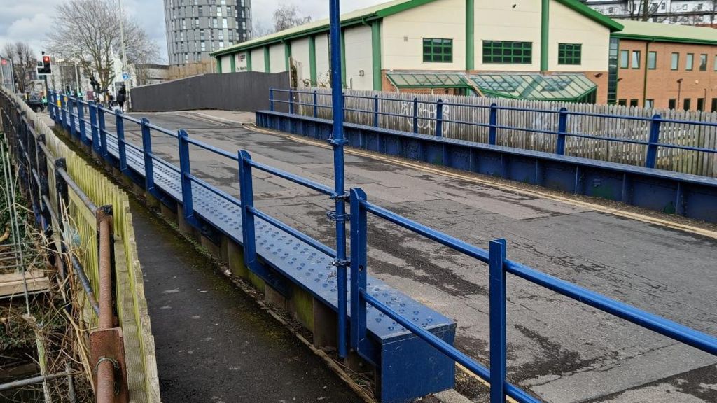 Delays warning as Leicester bridge replacement work begins - BBC News