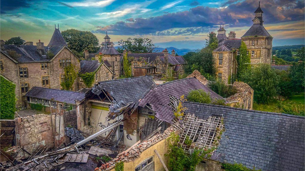 Chwilota trefol: Cofnodi hanes hen adfeilion ysbyty Dinbych - BBC Cymru Fyw