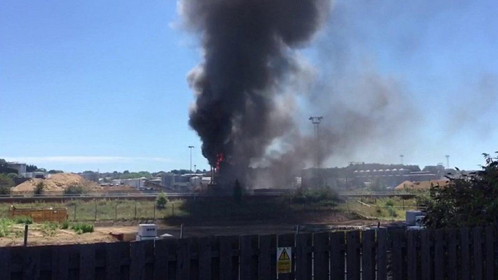 Newhaven: Huge fire in industrial unit - BBC News