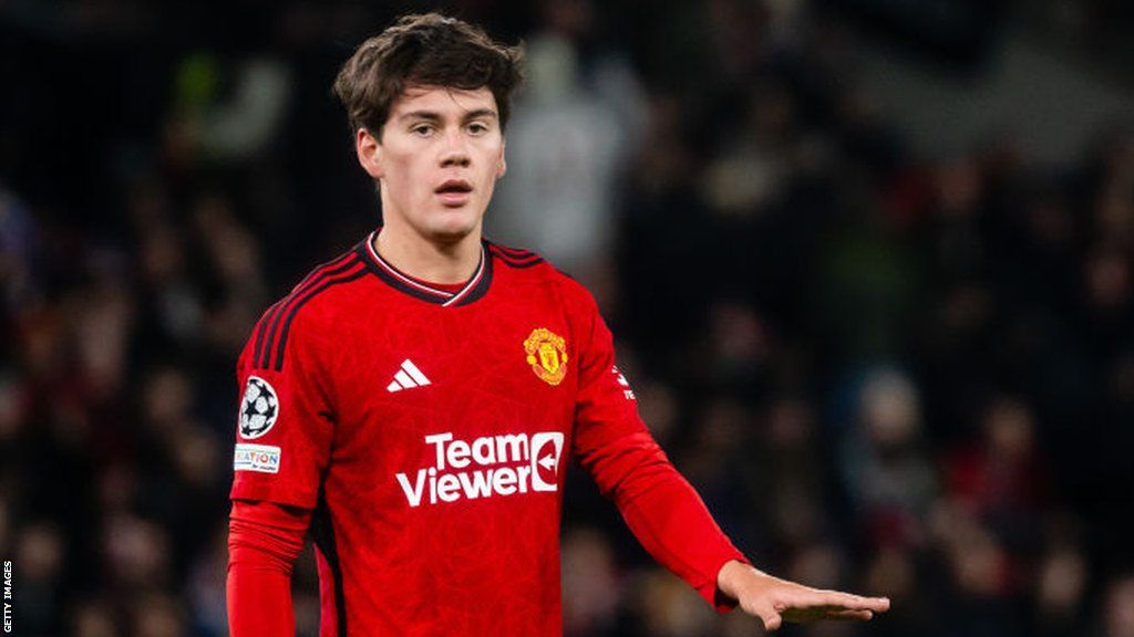 Manchester United transfer news: Winger Facundo Pellistri joins Granada on loan - BBC Sport
