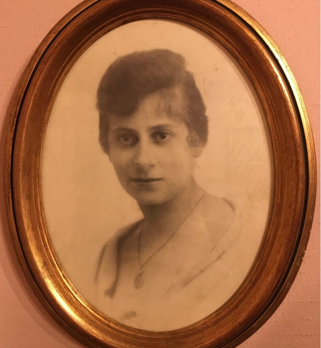 The daring nun who hid and saved 83 Jewish children - BBC News