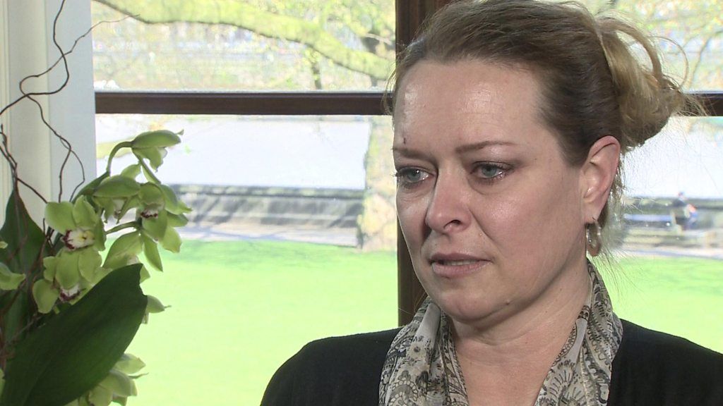 London attack: Victim Melissa Cochran returns to US - BBC News