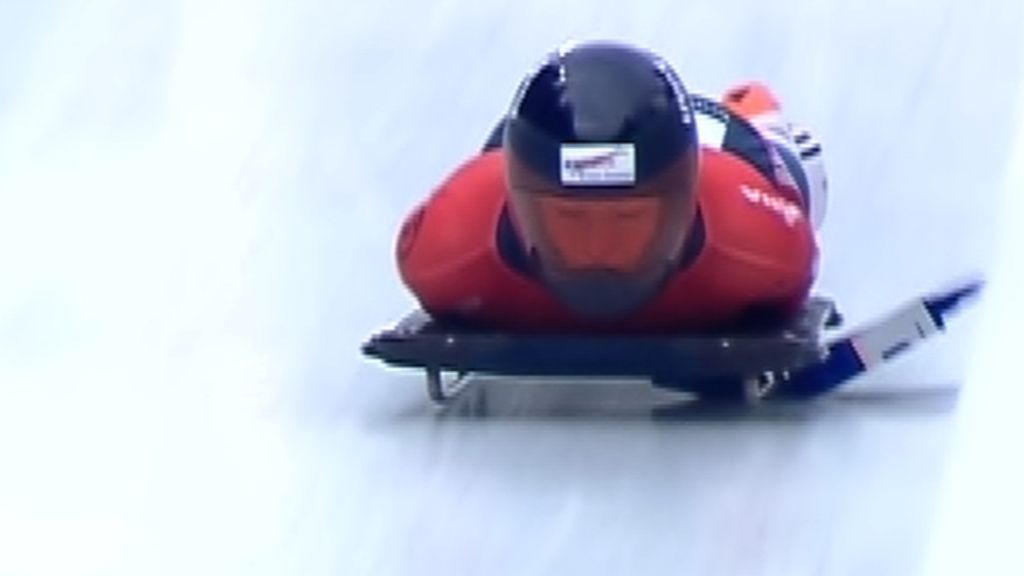 Laura Deas hits a paper fan on skeleton run - BBC Sport