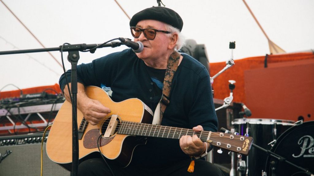 Gwobr ysbrydoliaeth i'r 'mytholegol' Meic Stevens - BBC Cymru Fyw