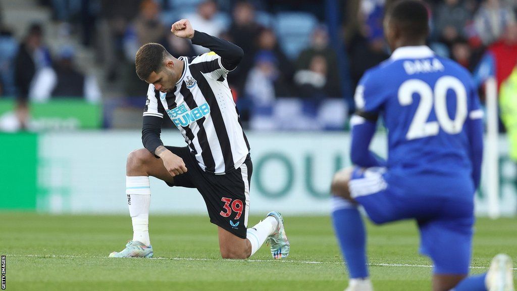 Premier League: Players will take the knee before next two weekends' fixtures - BBC Sport