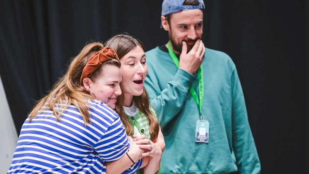 Branwen: 'Braf gweld awch i weld gwaith ar y raddfa yma' - BBC Cymru Fyw