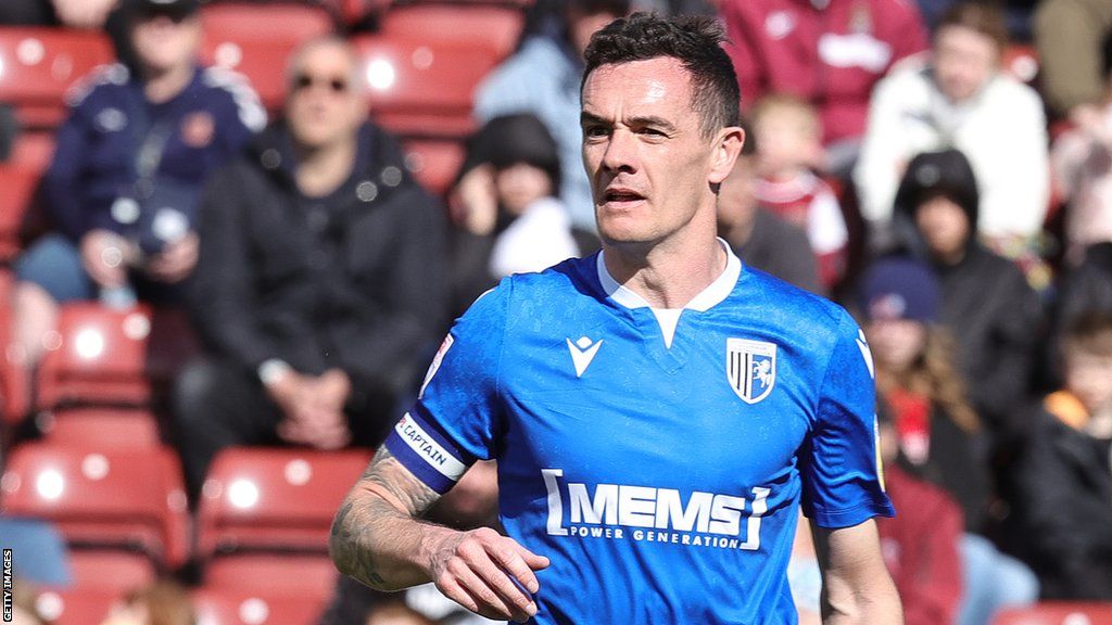 Glenn Morris and Shaun Williams sign new Gillingham contracts - BBC Sport