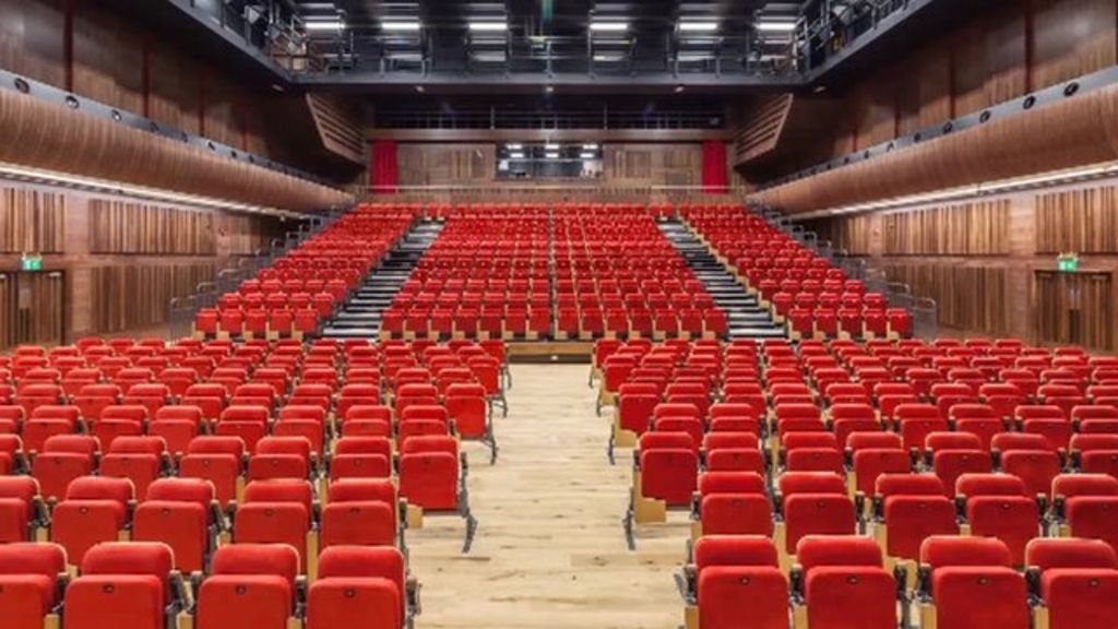 Fideo yn dilyn camau codi Y Neuadd Fawr - BBC Cymru Fyw