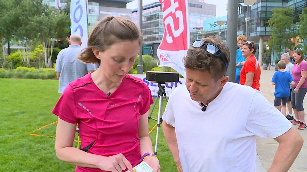 Mike Bushell tries out orienteering - BBC Sport