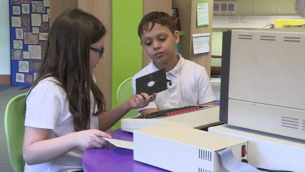 Kids react to old computers from the 80s - BBC Newsround