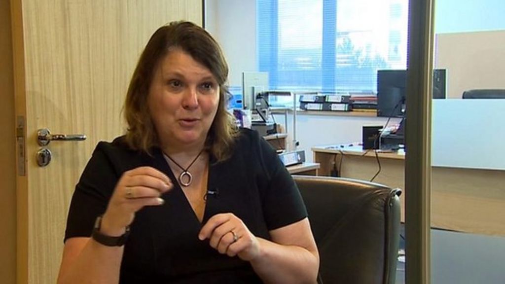 Bwlio ym myd gwaith yn 'faes anodd' - BBC Cymru Fyw