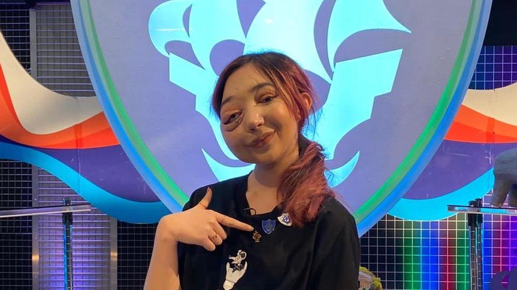 Nikki Lilly gets special gold Blue Peter badge - BBC Newsround