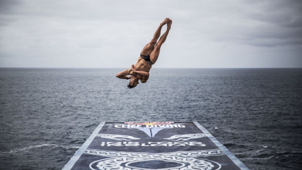 Cliff Diving: Check out these huge cliff dives - BBC Newsround