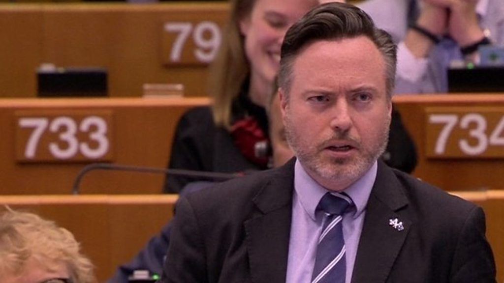 Standing ovation for SNP MEP Alyn Smith's 'I beg you' speech - BBC News