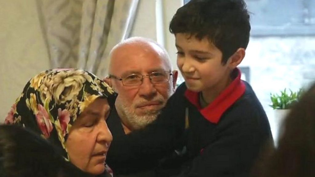 Croesawu Nain a Taid o ddaeargryn Twrci i Fethesda - BBC Cymru Fyw