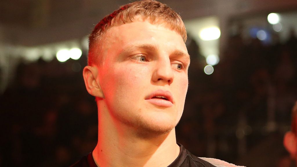 Mason Jones: Cage Warriors world champion aims to impress UFC - BBC Sport