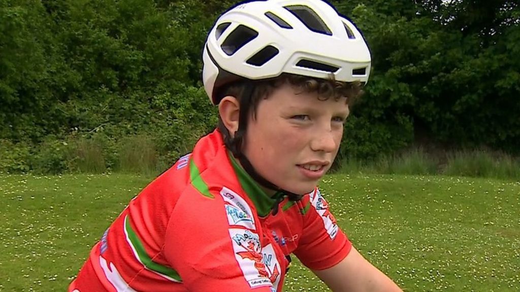 Taith fawr Mostyn wedi heriau byw â chyflwr prin - BBC Cymru Fyw