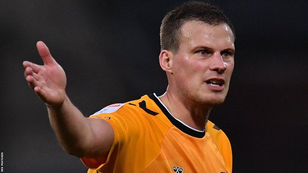Ryan Bennett: Cambridge United defender agrees new one-year deal - BBC ...