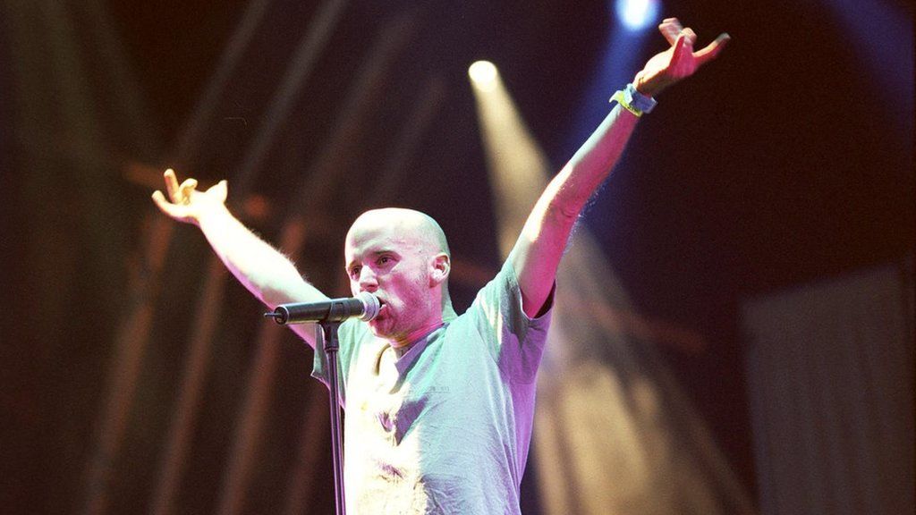 Natalie Portman denies Moby's 'creepy' dating claims - BBC News